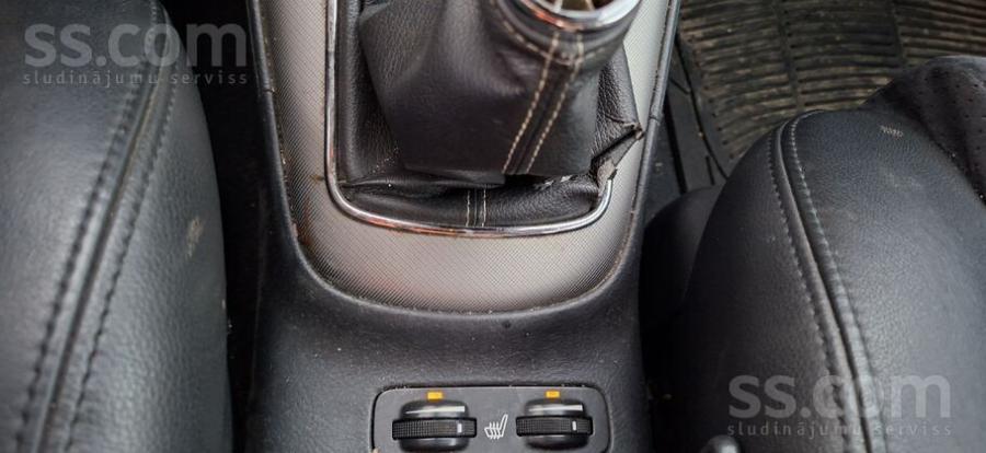 Pelēks Toyota Avensis 2003 Daugavpils, ar dzinēja tilpumu 2.00 L un nobraukumu 340 tūkst. km par 1150 €, foto 18 vietnē AUTOMOTO.COM.LV