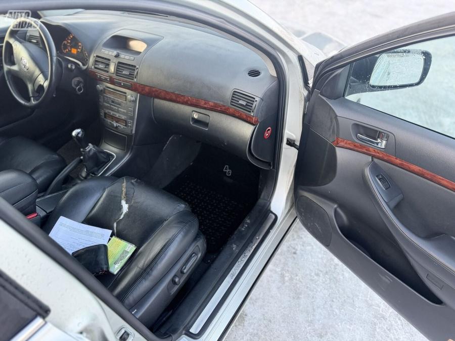 Pelēks Toyota Avensis 2004 Kauņa, ar dzinēja tilpumu 2.00 L un nobraukumu 290 tūkst. km par 1600 €, foto 16 vietnē AUTOMOTO.COM.LV