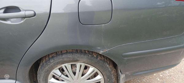 Pelēks Toyota Avensis 2005 Ukmergė, ar dzinēja tilpumu 1.95 L un nobraukumu 411 tūkst. km par 850 €, foto 5 vietnē AUTOMOTO.COM.LV