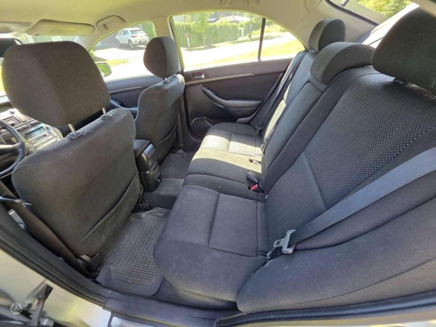 Pelēks Toyota Avensis 2006 Viļņa, ar dzinēja tilpumu 2.00 L un nobraukumu 172 tūkst. km par 2100 €, foto 6 vietnē AUTOMOTO.COM.LV