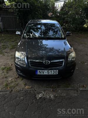 Pelēks Toyota Avensis 2006 Rīga, ar dzinēja tilpumu 2.00 L un nobraukumu 300 tūkst. km par 1700 €, foto  vietnē AUTOMOTO.COM.LV
