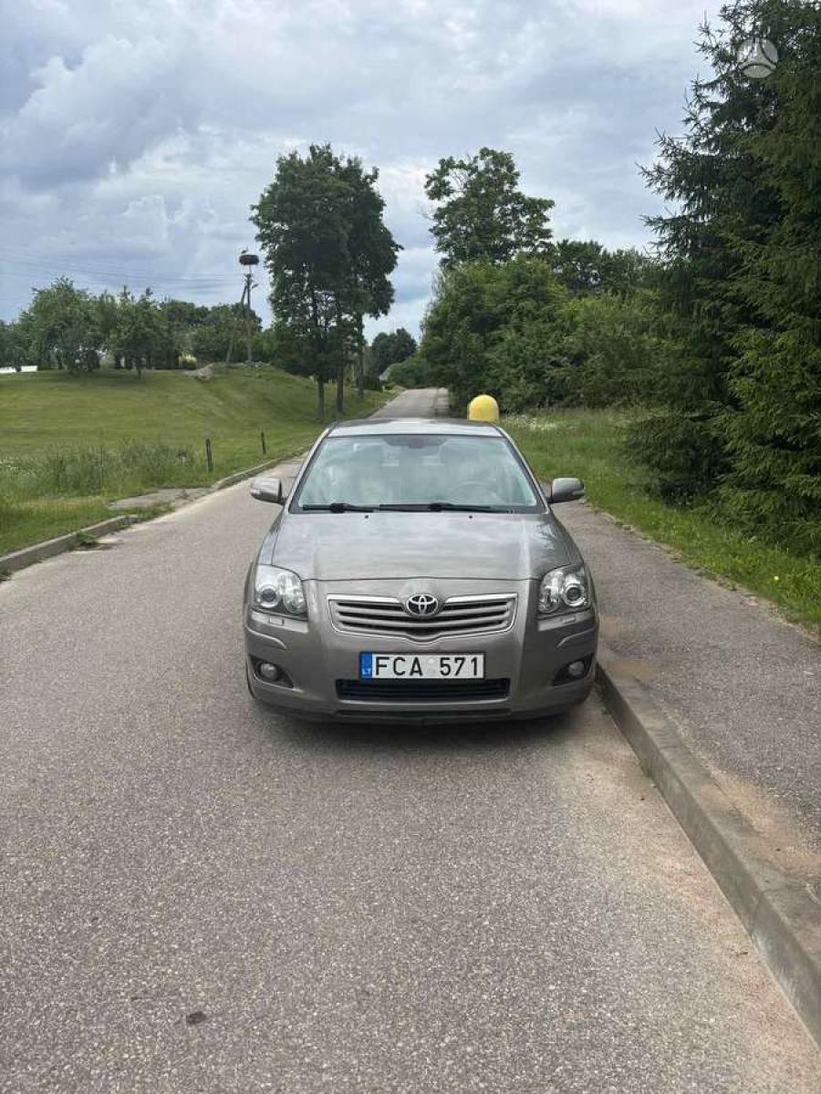 Grey Toyota Avensis 2007 in Ignalina, with an engine capacity of 2.23 L and mileage of 439 thousand km for 1400 €, photo 1 on AUTOMOTO.COM.LV
