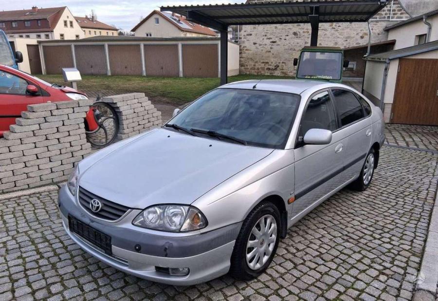 Pelēks Toyota Avensis 2001 Kauņa, ar dzinēja tilpumu 1.98 L un nobraukumu 215 tūkst. km par 950 €, foto 1 vietnē AUTOMOTO.COM.LV