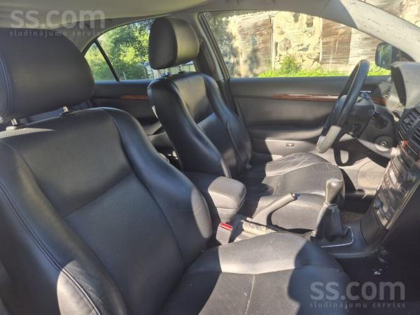 Grey Toyota Avensis 2003 in Saldus, with an engine capacity of 1.90 L and mileage of 297 thousand km for 500 €, photo 3 on AUTOMOTO.COM.LV