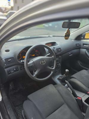Pelēks Toyota Avensis 2005 Viļņa, ar dzinēja tilpumu 2.00 L un nobraukumu 325 tūkst. km par 750 €, foto 9 vietnē AUTOMOTO.COM.LV
