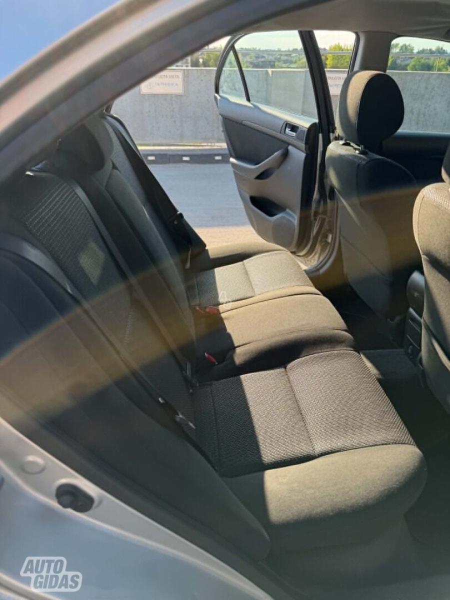 Pelēks Toyota Avensis 2005 Viļņa, ar dzinēja tilpumu 2.00 L un nobraukumu 312 tūkst. km par 1500 €, foto 10 vietnē AUTOMOTO.COM.LV