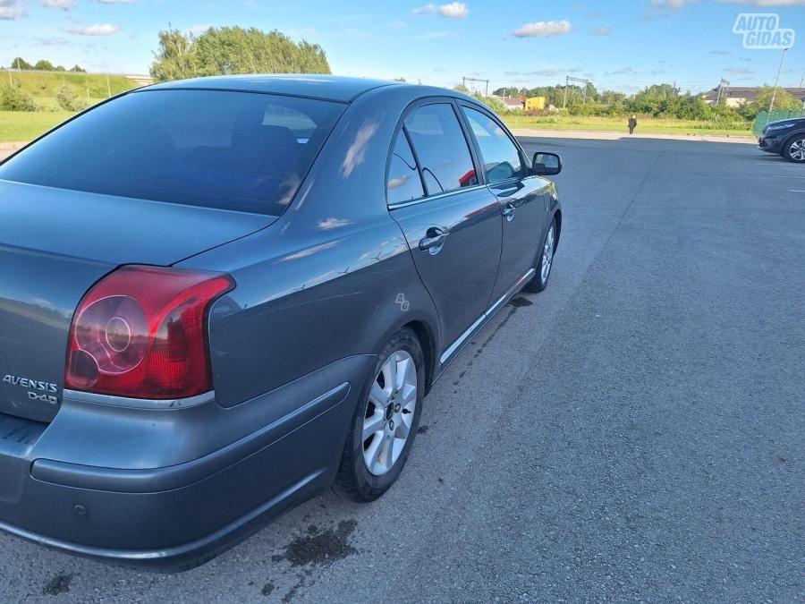 Серый Тойота Авенсис 2005 в Тельшяй, объемом двигателя 2.20 л и пробегом 300 тыс. км за 999 €, фото 9 на AUTOMOTO.COM.LV