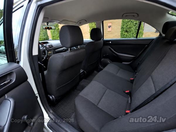 Toyota Avensis 2005 in Tartu on AUTOMOTO.COM.LV Grey Toyota Avensis 2005 in Tartu, with an engine capacity of 1.60 L and mileage of 299 thousand km for 1390 €, photo 7 on AUTOMOTO.COM.LV