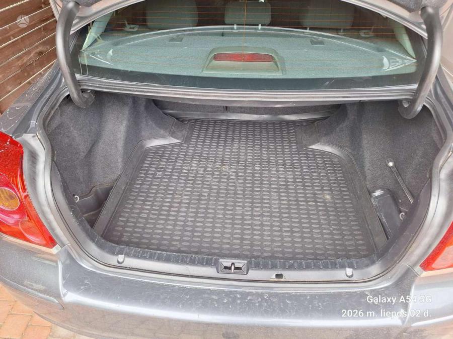 Grey Toyota Avensis 2006 in Vilnius, with an engine capacity of 2.23 L and mileage of 280 thousand km for 1750 €, photo 4 on AUTOMOTO.COM.LV