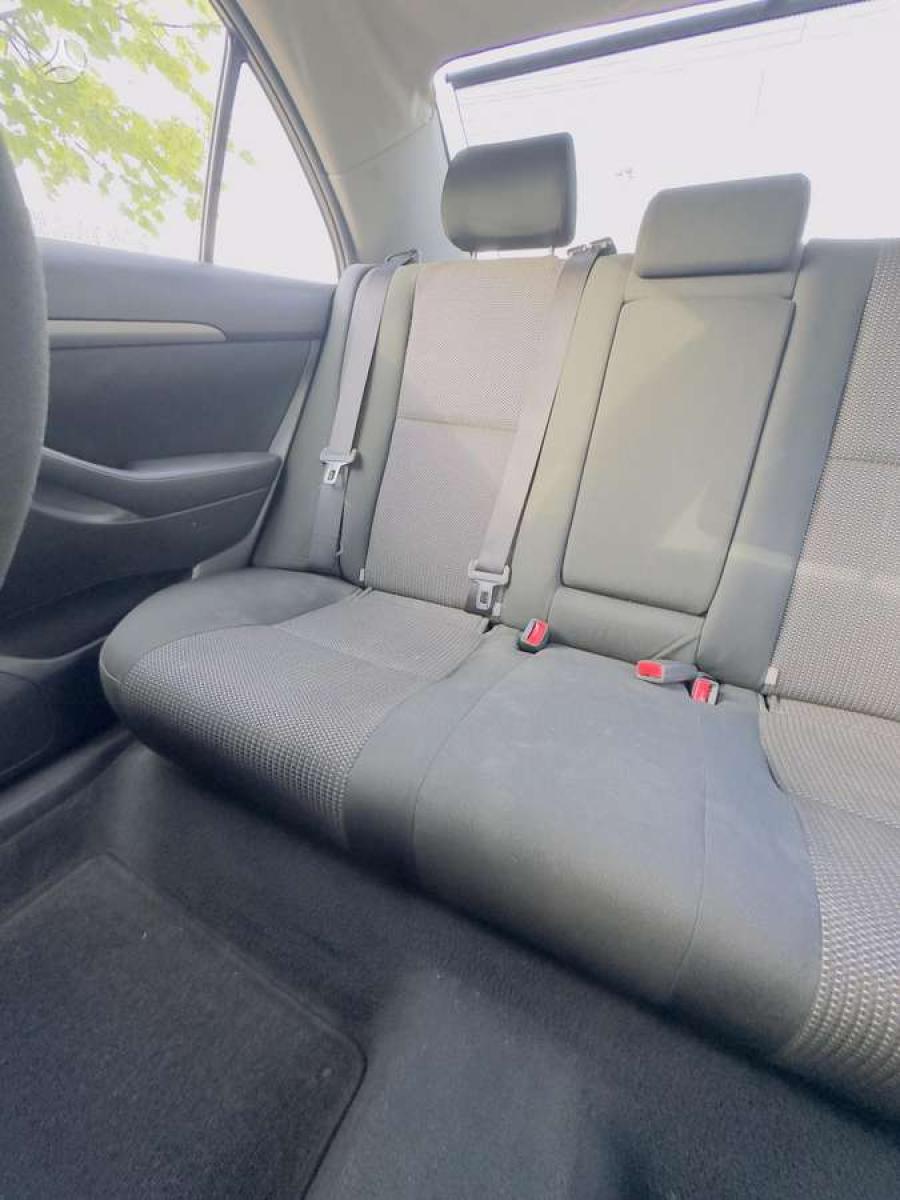 Pelēks Toyota Avensis 2006 Šauļi, ar dzinēja tilpumu 2.00 L un nobraukumu 3 tūkst. km par 1400 €, foto 3 vietnē AUTOMOTO.COM.LV