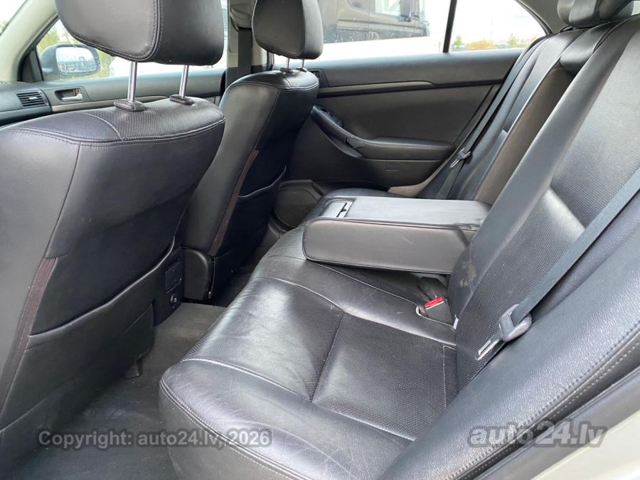 Pelēks Toyota Avensis 2006 Tallina, ar dzinēja tilpumu 2.20 L un nobraukumu 392 tūkst. km par 1300 €, foto 9 vietnē AUTOMOTO.COM.LV