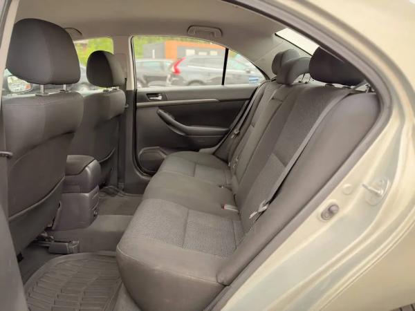 Grey Toyota Avensis 2008 in Jelgava, with an engine capacity of 2.00 L and mileage of 285 thousand km for 1750 €, photo 7 on AUTOMOTO.COM.LV