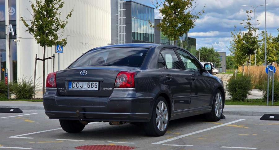 Pelēks Toyota Avensis 2008 Viļņa, ar dzinēja tilpumu 2.00 L un nobraukumu 108 tūkst. km par 4900 €, foto 5 vietnē AUTOMOTO.COM.LV