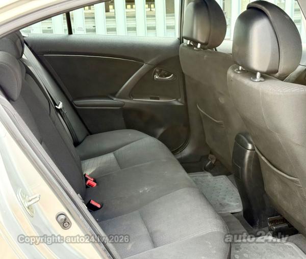Grey Toyota Avensis 2009 in Tallinn, with an engine capacity of 1.80 L and mileage of 330 thousand km for 2999 €, photo 8 on AUTOMOTO.COM.LV