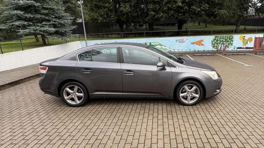 Grey Toyota Avensis 2009 in Jurbarkas, with an engine capacity of 2.23 L and mileage of 295 thousand km for 3900 €, photo 4 on AUTOMOTO.COM.LV