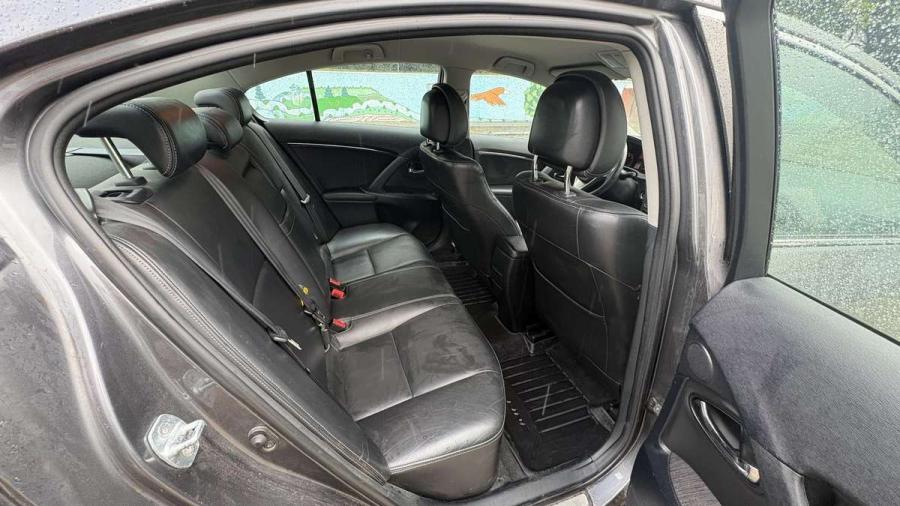 Grey Toyota Avensis 2009 in Jurbarkas, with an engine capacity of 2.23 L and mileage of 295 thousand km for 3900 €, photo 8 on AUTOMOTO.COM.LV