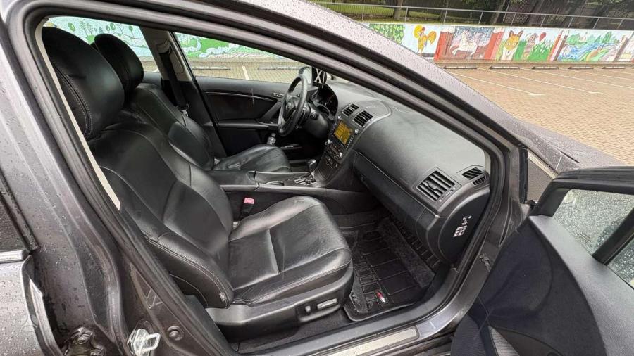 Grey Toyota Avensis 2009 in Jurbarkas, with an engine capacity of 2.23 L and mileage of 295 thousand km for 3900 €, photo 10 on AUTOMOTO.COM.LV
