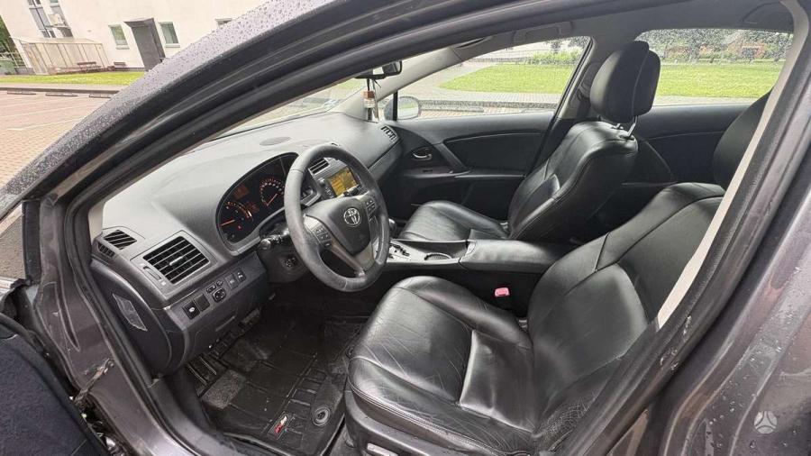 Grey Toyota Avensis 2009 in Jurbarkas, with an engine capacity of 2.23 L and mileage of 295 thousand km for 3900 €, photo 11 on AUTOMOTO.COM.LV