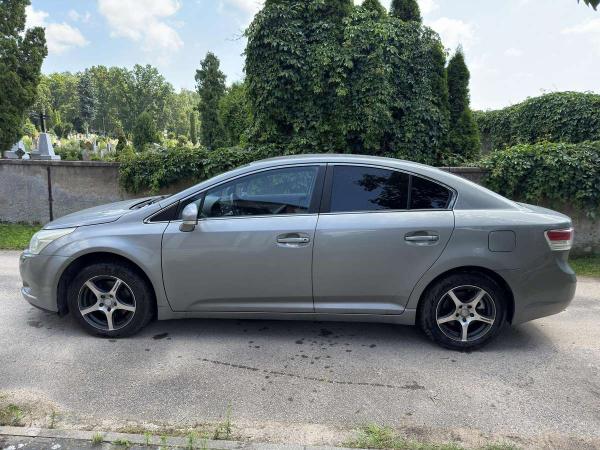 Grey Toyota Avensis 2009 in Kaunas, with an engine capacity of 1.99 L and mileage of 195 thousand km for 4500 €, photo 1 on AUTOMOTO.COM.LV