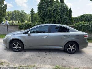 Pelēks Toyota Avensis 2009 Kauņa, ar dzinēja tilpumu 1.99 L un nobraukumu 195 tūkst. km par 4500 €, foto  vietnē AUTOMOTO.COM.LV
