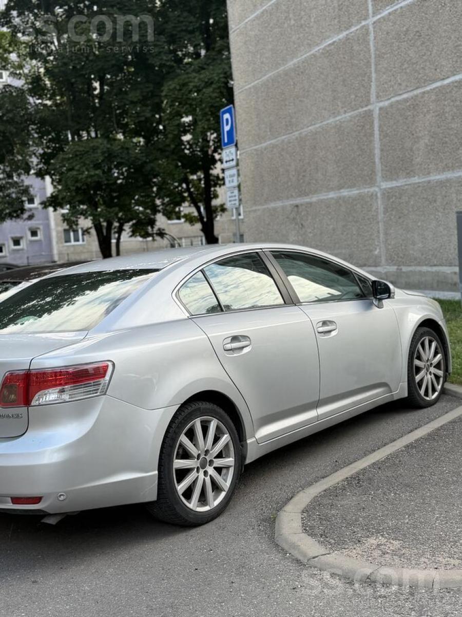 Grey Toyota Avensis 2009 in Daugavpils, with an engine capacity of 2.20 L and mileage of 225 thousand km for 3000 €, photo 3 on AUTOMOTO.COM.LV