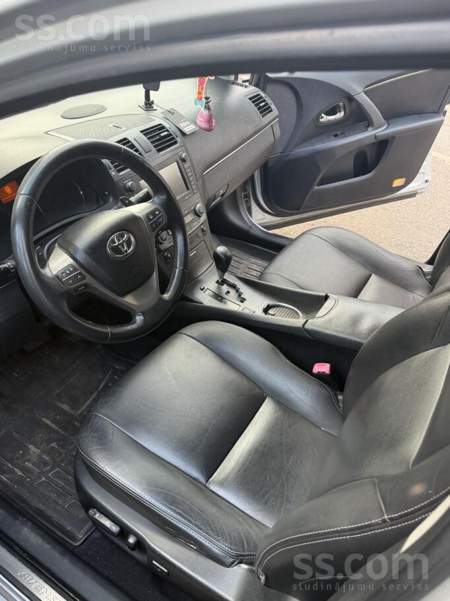 Grey Toyota Avensis 2009 in Daugavpils, with an engine capacity of 2.20 L and mileage of 225 thousand km for 3000 €, photo 9 on AUTOMOTO.COM.LV