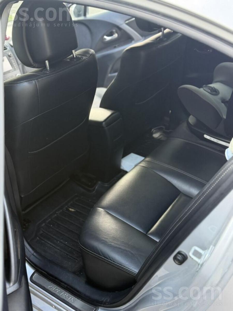 Grey Toyota Avensis 2009 in Daugavpils, with an engine capacity of 2.20 L and mileage of 225 thousand km for 3000 €, photo 15 on AUTOMOTO.COM.LV