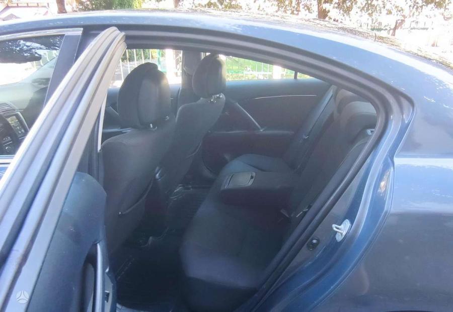 Grey Toyota Avensis 2009 in Panevezys, with an engine capacity of 2.00 L and mileage of 320 thousand km for 2900 €, photo 4 on AUTOMOTO.COM.LV