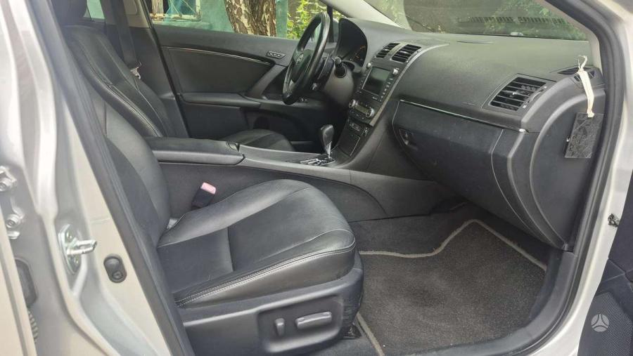 Pelēks Toyota Avensis 2009 Klaipėda, ar dzinēja tilpumu 2.23 L un nobraukumu 261 tūkst. km par 1850 €, foto 14 vietnē AUTOMOTO.COM.LV