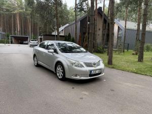 Pelēks Toyota Avensis 2009 Viļņa, ar dzinēja tilpumu 2.00 L un nobraukumu 200 tūkst. km par 3999 €, foto  vietnē AUTOMOTO.COM.LV