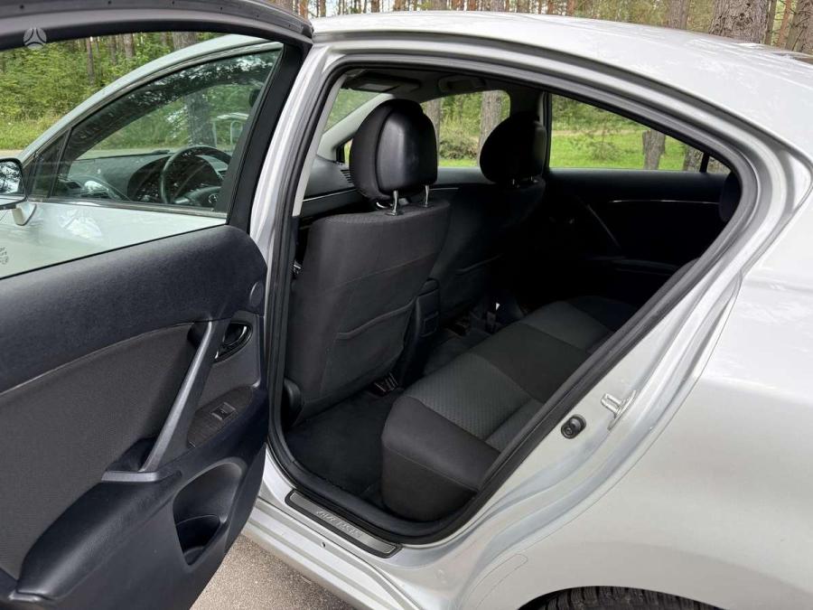 Pelēks Toyota Avensis 2009 Viļņa, ar dzinēja tilpumu 2.00 L un nobraukumu 200 tūkst. km par 3999 €, foto 5 vietnē AUTOMOTO.COM.LV