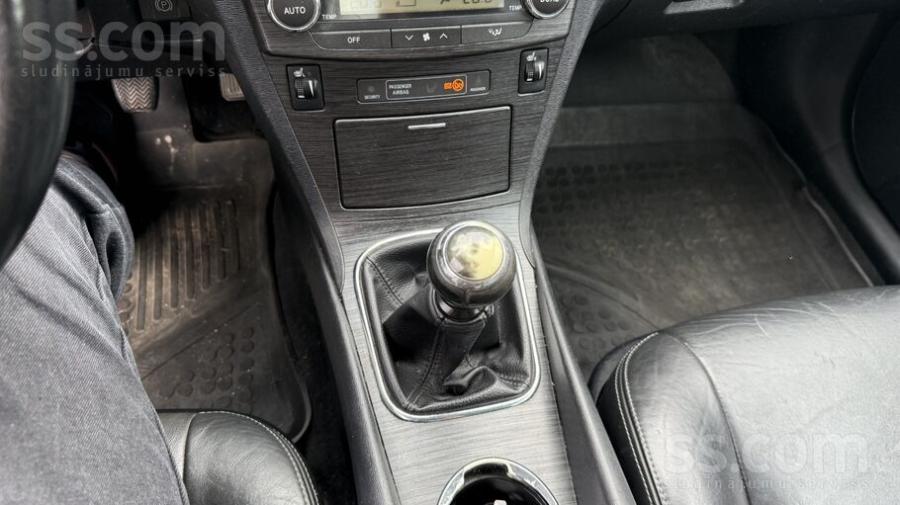 Pelēks Toyota Avensis 2009 Rīga, ar dzinēja tilpumu 2.00 L un nobraukumu 285 tūkst. km par 1290 €, foto 20 vietnē AUTOMOTO.COM.LV