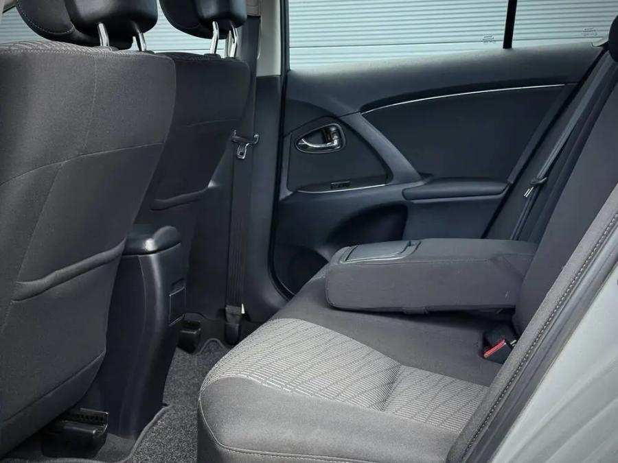 Grey Toyota Avensis 2010 in Riga, with an engine capacity of 1.80 L and mileage of 159 thousand km for 4850 €, photo 16 on AUTOMOTO.COM.LV