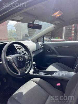 Pelēks Toyota Avensis 2010 Daugavpils, ar dzinēja tilpumu 1.60 L un nobraukumu 330 tūkst. km par 2650 €, foto  vietnē AUTOMOTO.COM.LV