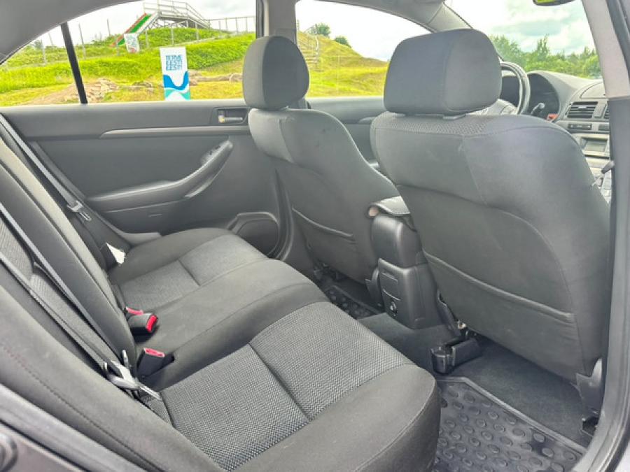 Pelēks Toyota Avensis 2010 Narva, ar dzinēja tilpumu 2.00 L un nobraukumu 250 tūkst. km par 2500 €, foto 7 vietnē AUTOMOTO.COM.LV