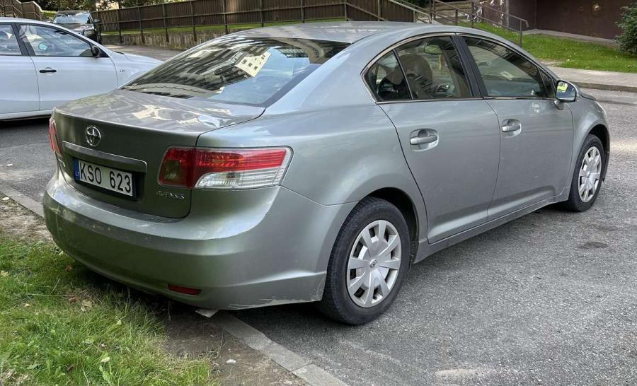 Pelēks Toyota Avensis 2010 Viļņa, ar dzinēja tilpumu 2.00 L un nobraukumu 302 tūkst. km par 2100 €, foto 5 vietnē AUTOMOTO.COM.LV