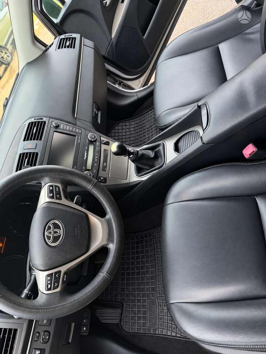 Grey Toyota Avensis 2010 in Daugavpils, with an engine capacity of 0.00 L and mileage of 450 thousand km for 1900 €, photo 4 on AUTOMOTO.COM.LV