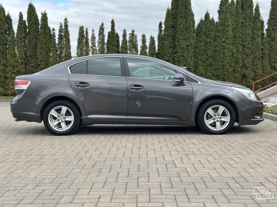 Pelēks Toyota Avensis 2011 Viļņa, ar dzinēja tilpumu 2.00 L un nobraukumu 361 tūkst. km par 3800 €, foto 23 vietnē AUTOMOTO.COM.LV