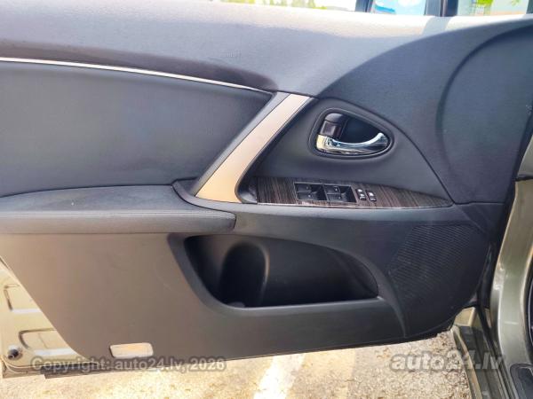 Pelēks Toyota Avensis 2011 Jelgava, ar dzinēja tilpumu 2.00 L un nobraukumu 243 tūkst. km par 4300 €, foto 10 vietnē AUTOMOTO.COM.LV