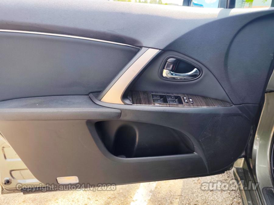 Grey Toyota Avensis 2011 in Jelgava, with an engine capacity of 2.00 L and mileage of 243 thousand km for 4300 €, photo 11 on AUTOMOTO.COM.LV