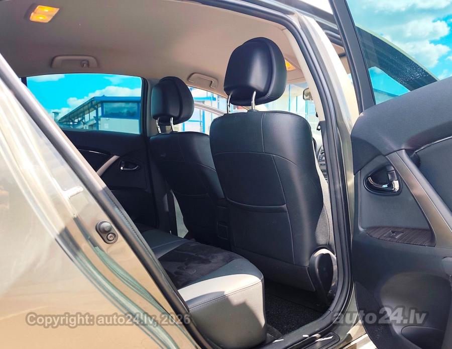 Grey Toyota Avensis 2011 in Jelgava, with an engine capacity of 2.00 L and mileage of 243 thousand km for 4300 €, photo 14 on AUTOMOTO.COM.LV