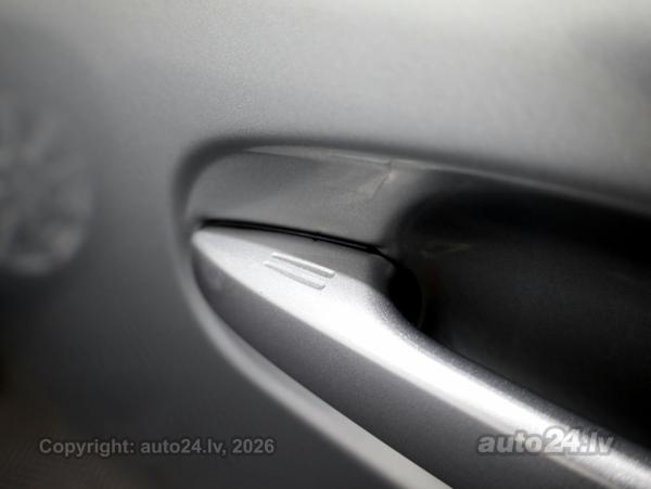 Grey Toyota Avensis 2011 in Tallinn, with an engine capacity of 2.00 L and mileage of 343 thousand km for 2999 €, photo 8 on AUTOMOTO.COM.LV