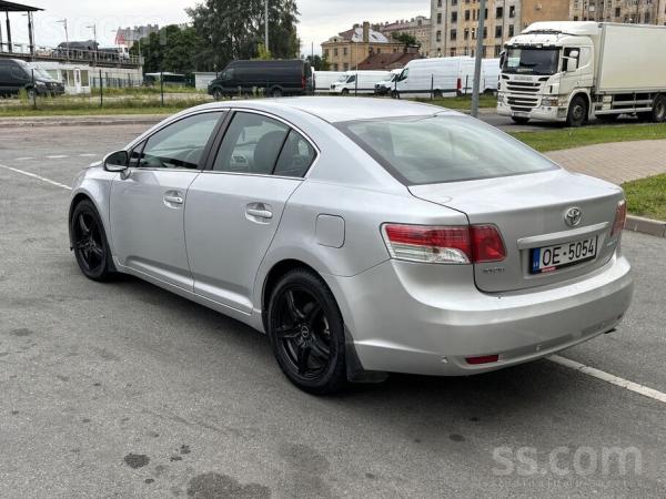 Pelēks Toyota Avensis 2011 Rīga, ar dzinēja tilpumu 2.20 L un nobraukumu 286 tūkst. km par 2500 €, foto 4 vietnē AUTOMOTO.COM.LV