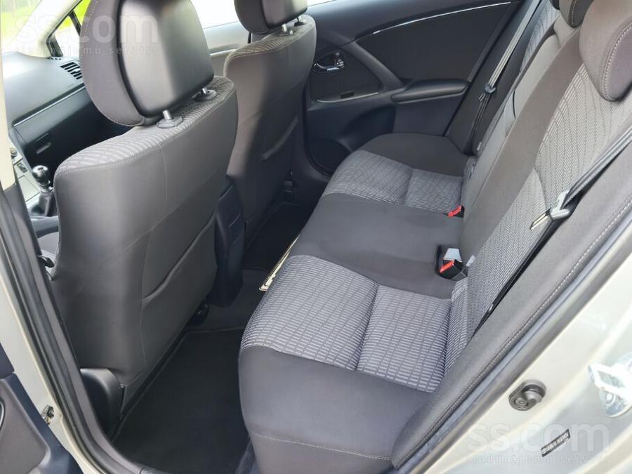 Pelēks Toyota Avensis 2011 Rīga, ar dzinēja tilpumu 2.00 L un nobraukumu 0 tūkst. km par 5600 €, foto 13 vietnē AUTOMOTO.COM.LV