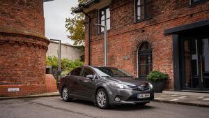 Pelēks Toyota Avensis 2012 Tallina, ar dzinēja tilpumu 0.00 L un nobraukumu 162 tūkst. km par 8000 €, foto  vietnē AUTOMOTO.COM.LV