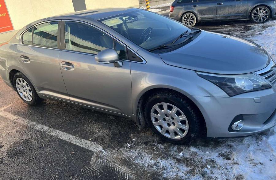 Pelēks Toyota Avensis 2013 Viļņa, ar dzinēja tilpumu 2.00 L un nobraukumu 214 tūkst. km par 4900 €, foto 2 vietnē AUTOMOTO.COM.LV