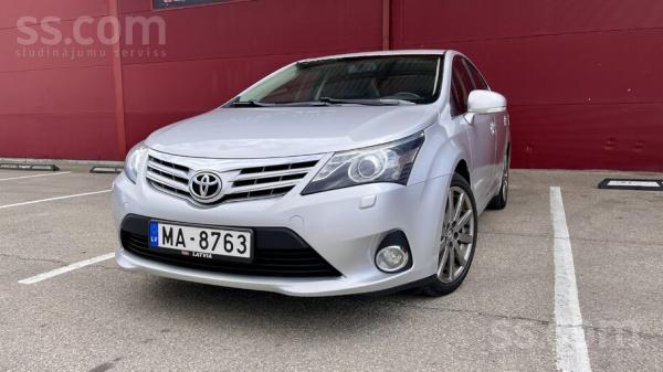 Pelēks Toyota Avensis 2013 Rīga, ar dzinēja tilpumu 2.20 L un nobraukumu 321 tūkst. km par 5700 €, foto 3 vietnē AUTOMOTO.COM.LV