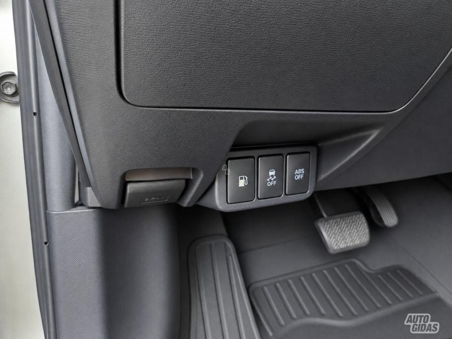 Grey Toyota Avensis 2013 in Kaunas, with an engine capacity of 2.00 L and mileage of 213 thousand km for 9550 €, photo 37 on AUTOMOTO.COM.LV
