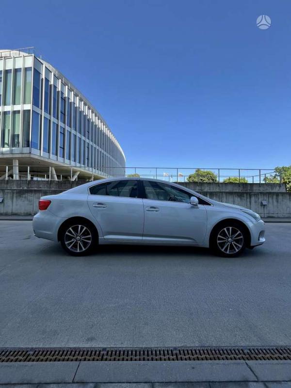 Pelēks Toyota Avensis 2013 Viļņa, ar dzinēja tilpumu 2.00 L un nobraukumu 214 tūkst. km par 5950 €, foto 2 vietnē AUTOMOTO.COM.LV