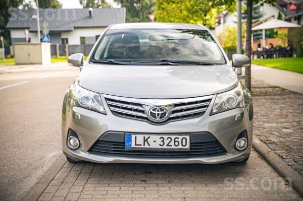 Pelēks Toyota Avensis 2013 Rīga, ar dzinēja tilpumu 2.00 L un nobraukumu 187 tūkst. km par 2990 €, foto 3 vietnē AUTOMOTO.COM.LV